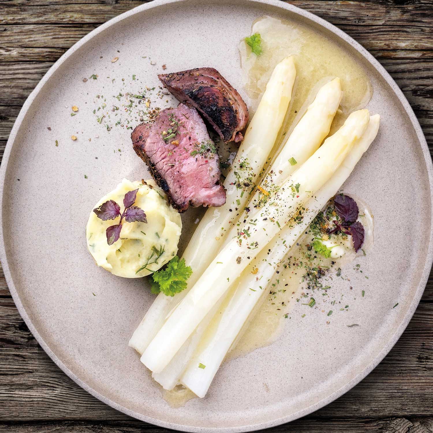 Weißer Spargel mit Steak und Kartoffelbrei - carneo