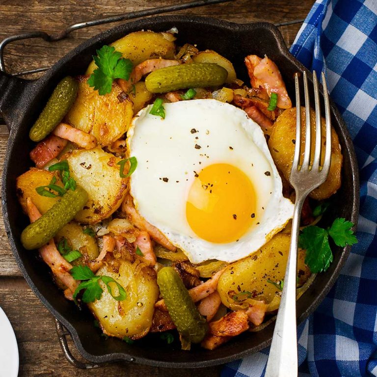 Bratkartoffeln mit Bacon, Ei und eingelegten Gurken - carneo